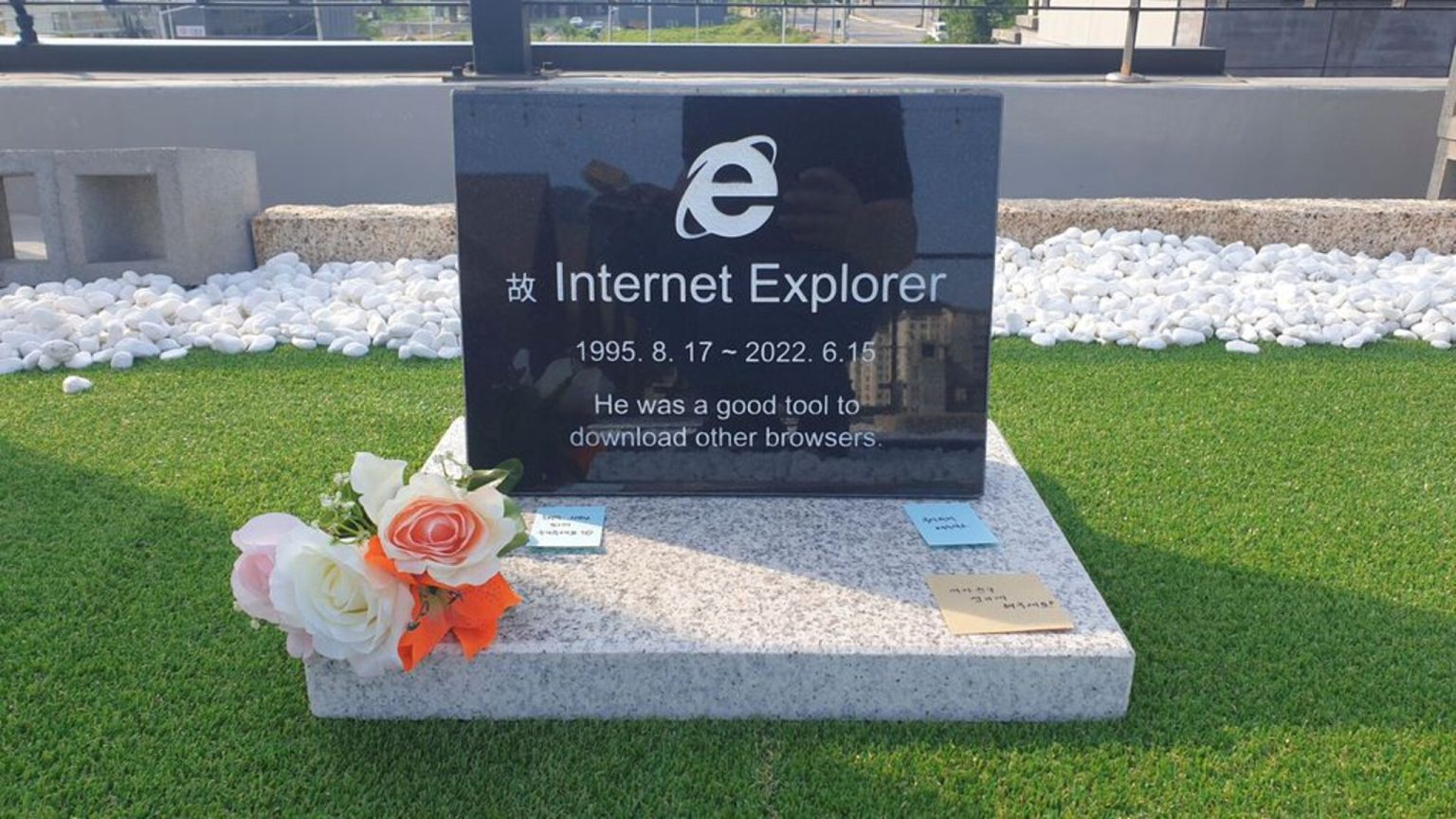 South Korea Has a Tombstone Dedicated to Internet Explorer: 'A Love ...