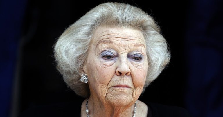 Twenty years after Clause's death: Beatrix more isolated than ever...